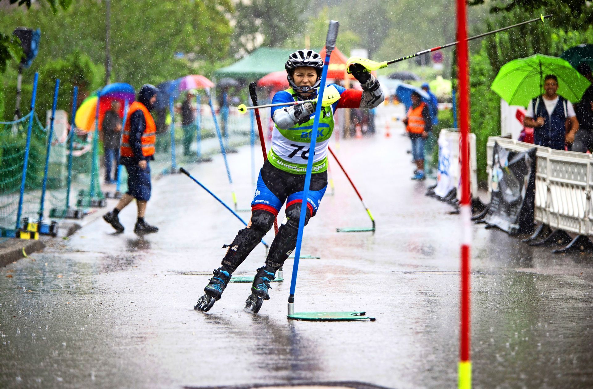 Inline Alpin Slalom in Unterlenningen: Inline-Fahrer rasen im Regen den ...