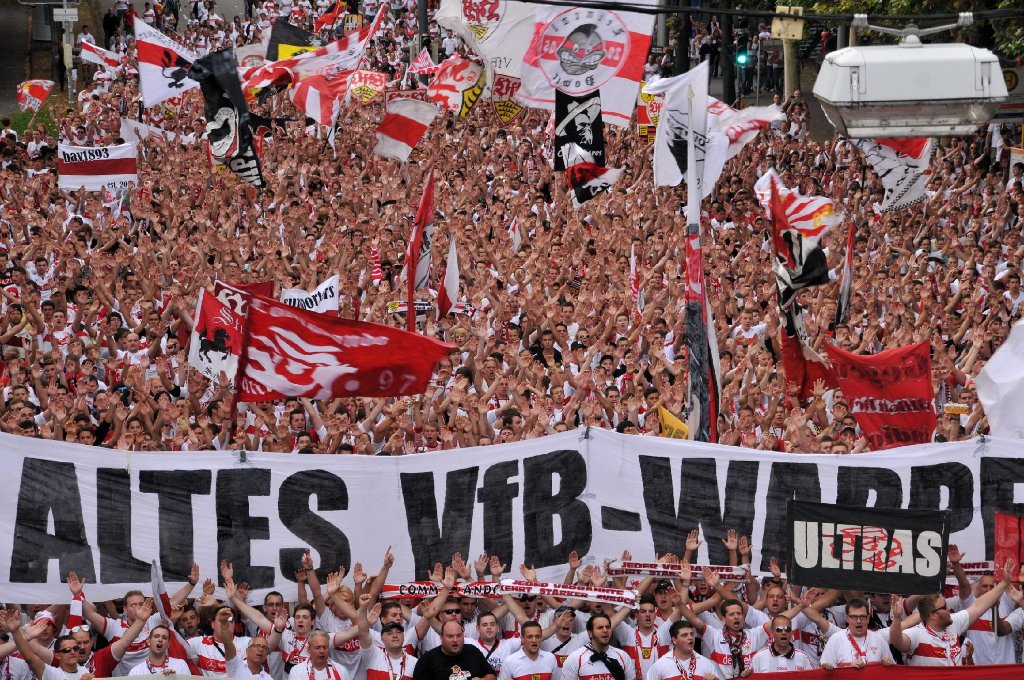 Zum Saisonstart: Die Karawane der VfB-Stuttgart-Fans zieht durch Bad ...