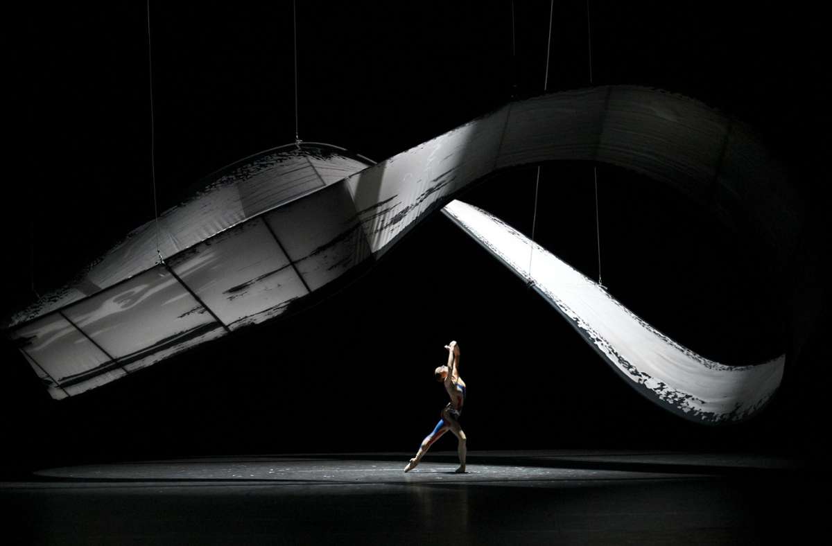 Badisches Staatsballett tanzt: Momentaufnahmen aus einer schwierigen ...