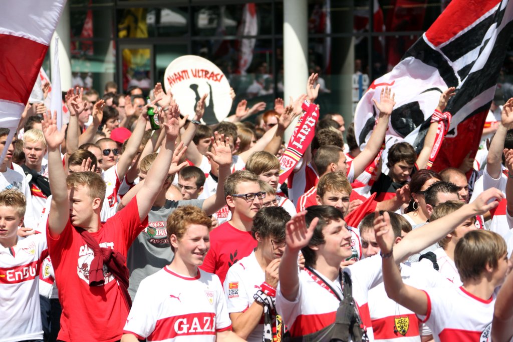 Fotostrecke: Karawane Cannstatt: VfB-Fans ziehen in Mercedes-Benz Arena ...