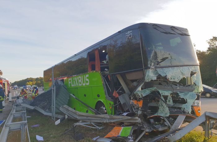 Weiterer Unfall auf der A5: Flixbus kracht in Leitplanke – mindestens ...