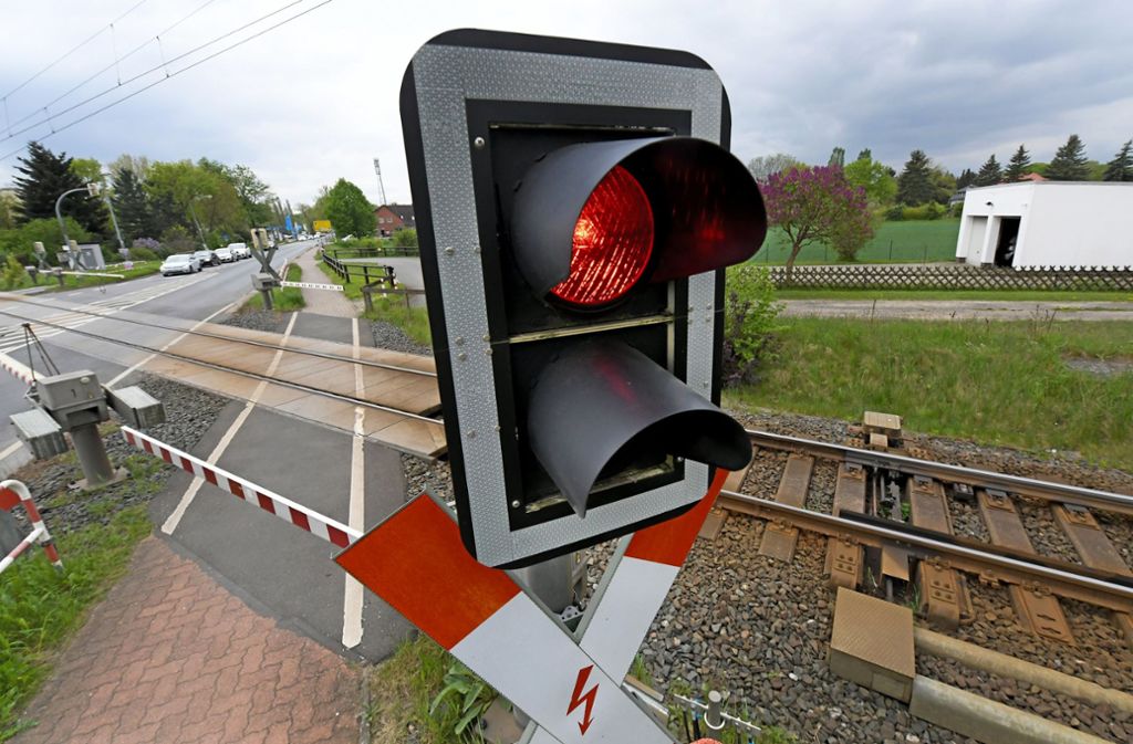 Ein Bahnbediensteter Schwenkt An Einem Bahnbergang Eine Rot Weie Fahnenull