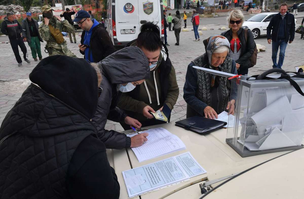 „Referenden“ in besetzten Gebieten: Pro-russische Behörden vermelden ...